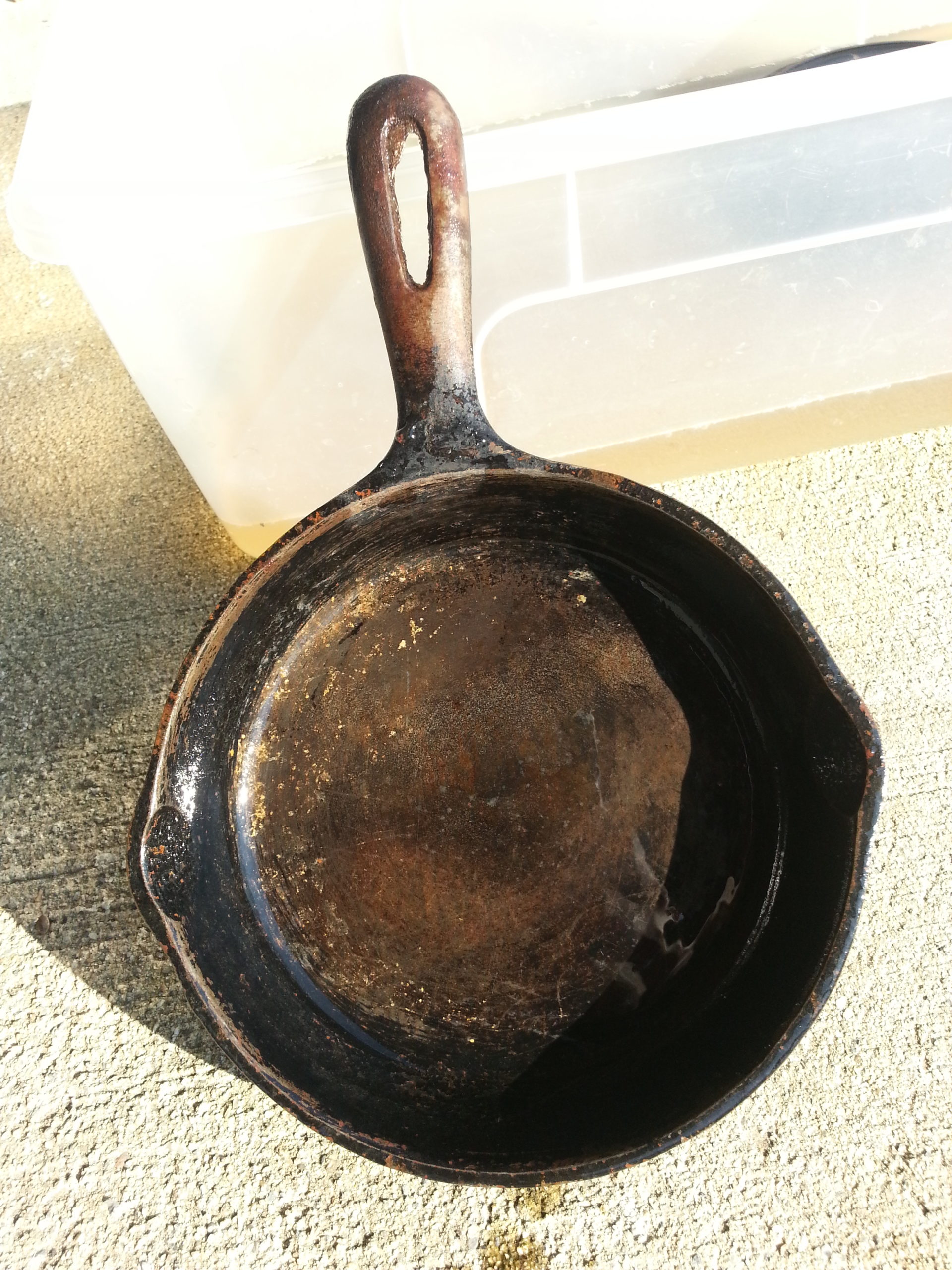 Does vinegar harm cast iron?