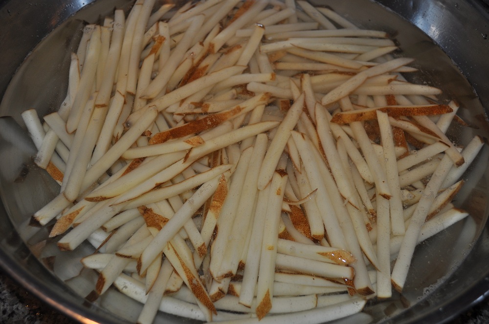 Does soaking potatoes in cold water make them crispier?