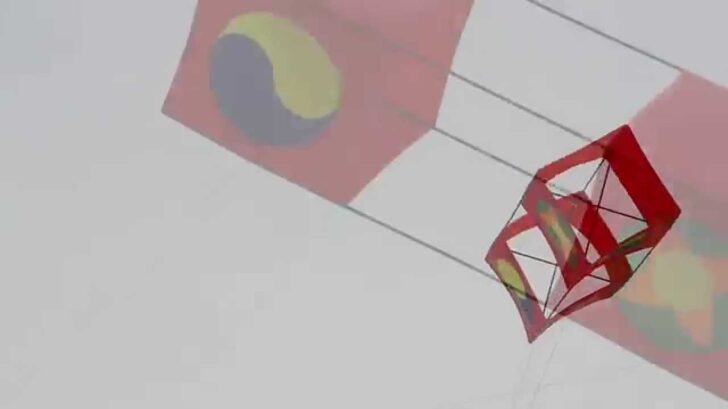 How do you make a traditional box kite?