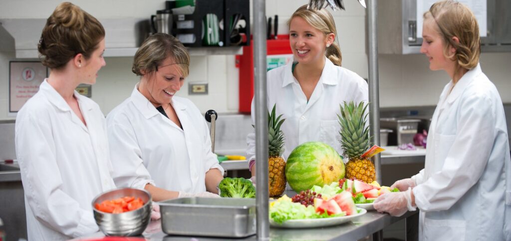 Can a dietitian work in food industry?