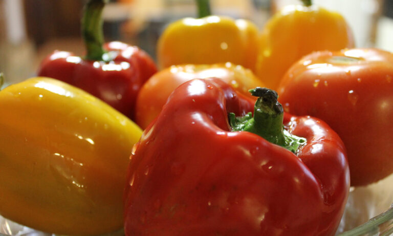 How many calories are in a half pepper?