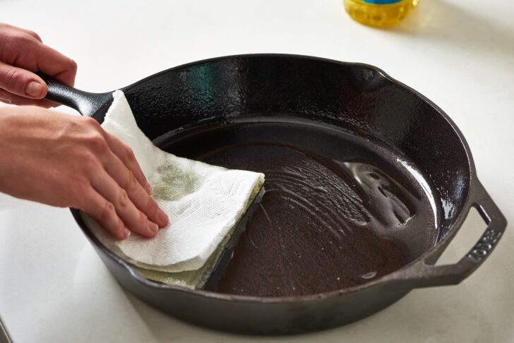 What happens if you wash a cast iron skillet with soap? – Foodly ...