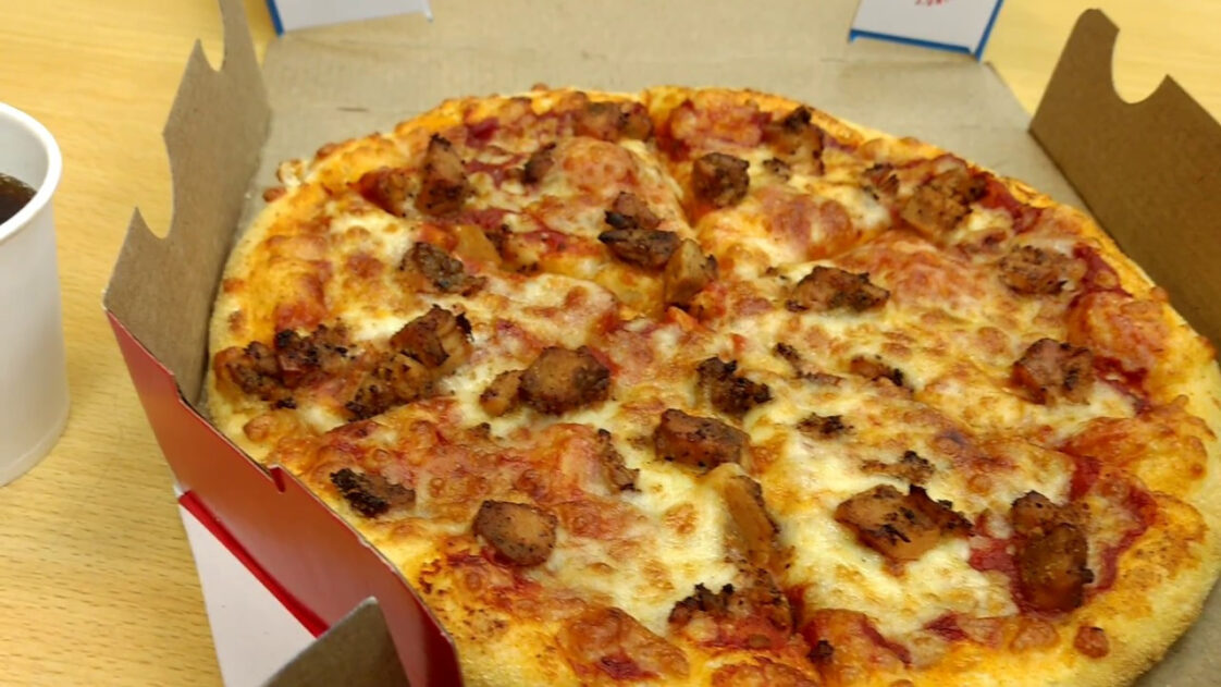 What's on the Dominos Memphis BBQ Chicken pizza?